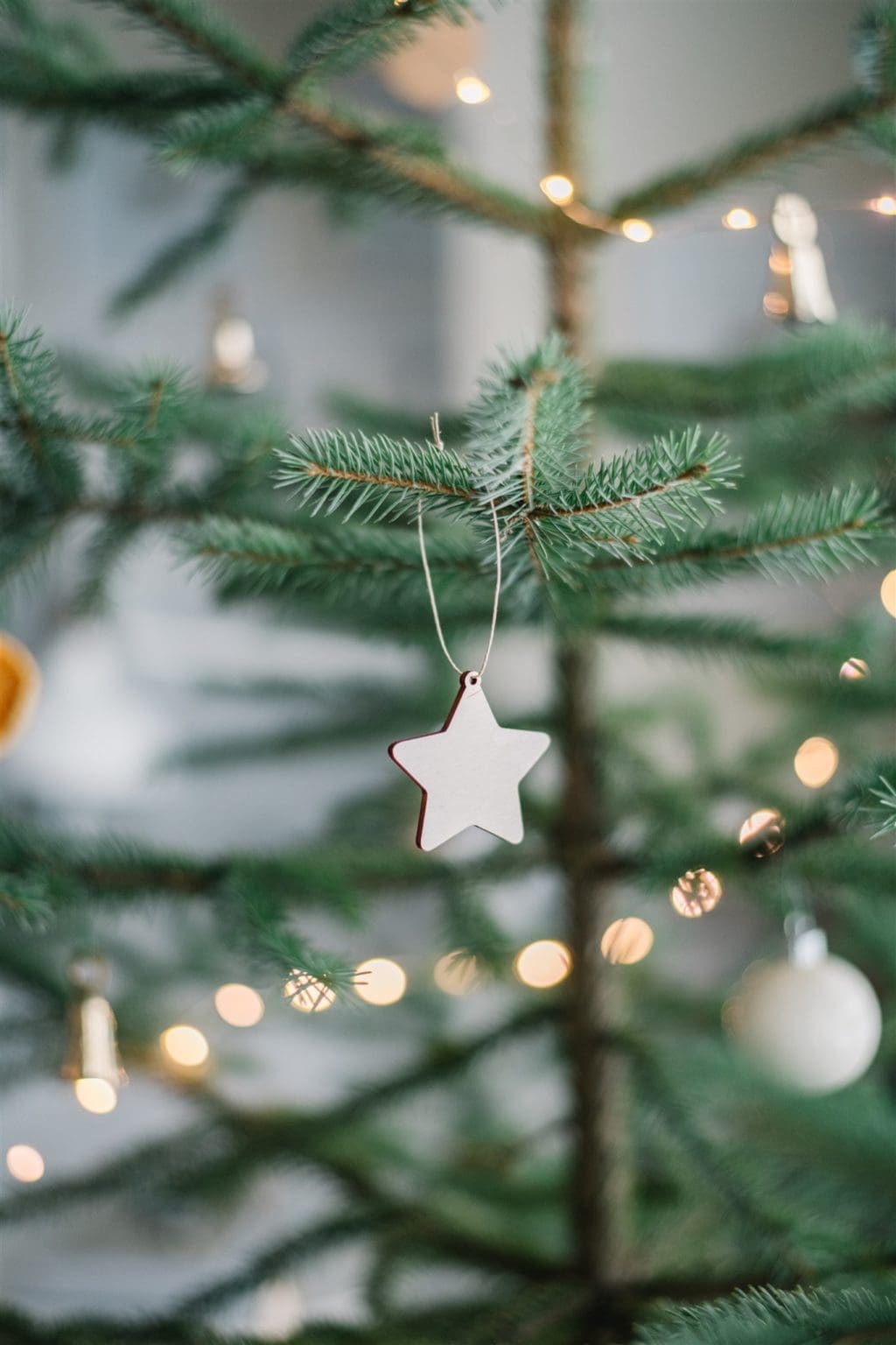 How to Decorate a Sparse Christmas Tree - The Ginger Home