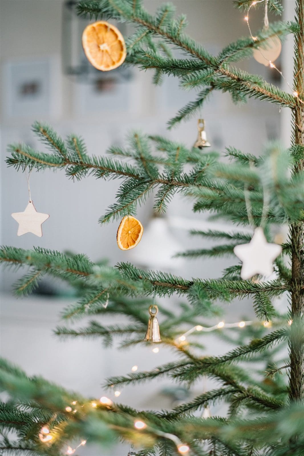 How to Decorate a Sparse Christmas Tree - The Ginger Home